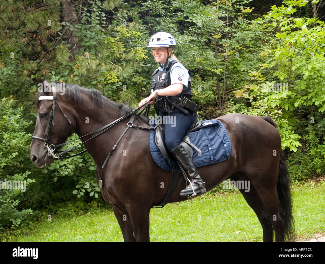 Ein Polizist auf einem Pferd Reiten durch Parc Mont-Royal in Montreal ...
