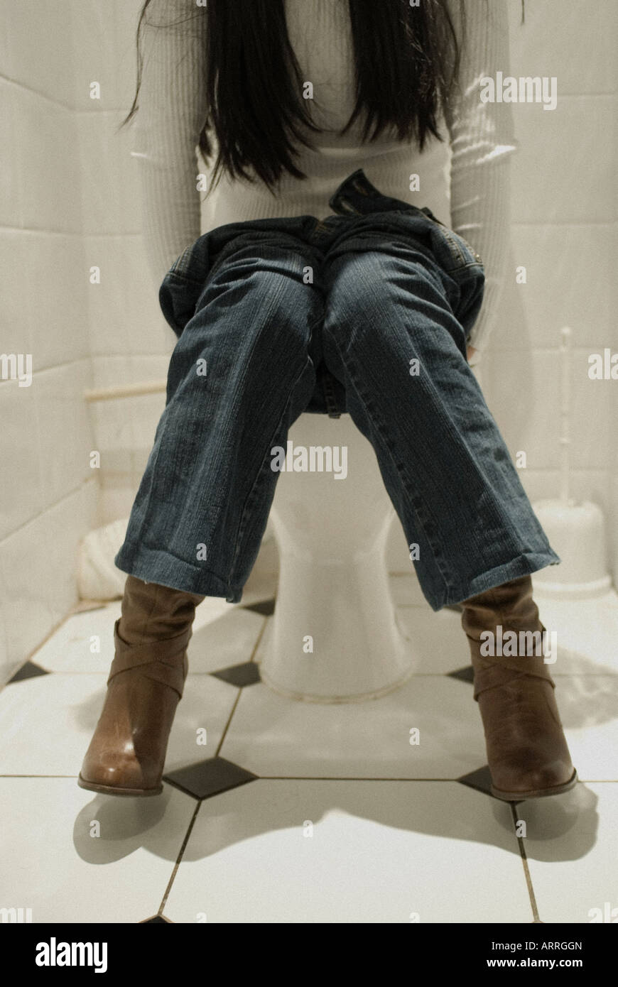 Frau Auf Der Toilette