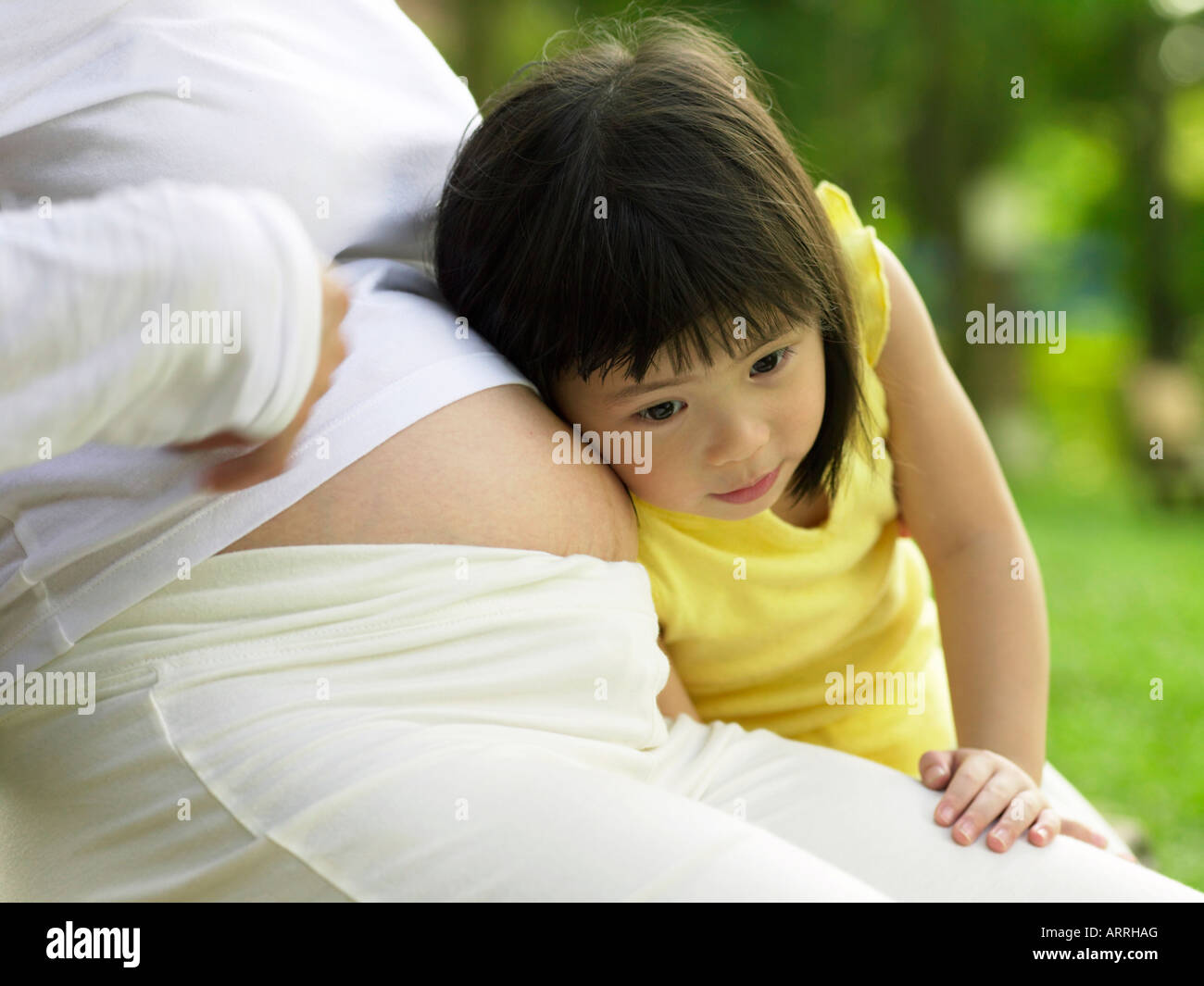 Mädchen bauchfrei kinder -Fotos und -Bildmaterial in hoher Auflösung ...