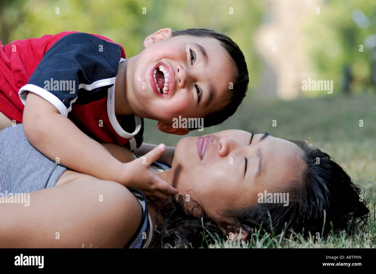 Two asian thai boy play -Fotos und -Bildmaterial in hoher Auflösung – Alamy
