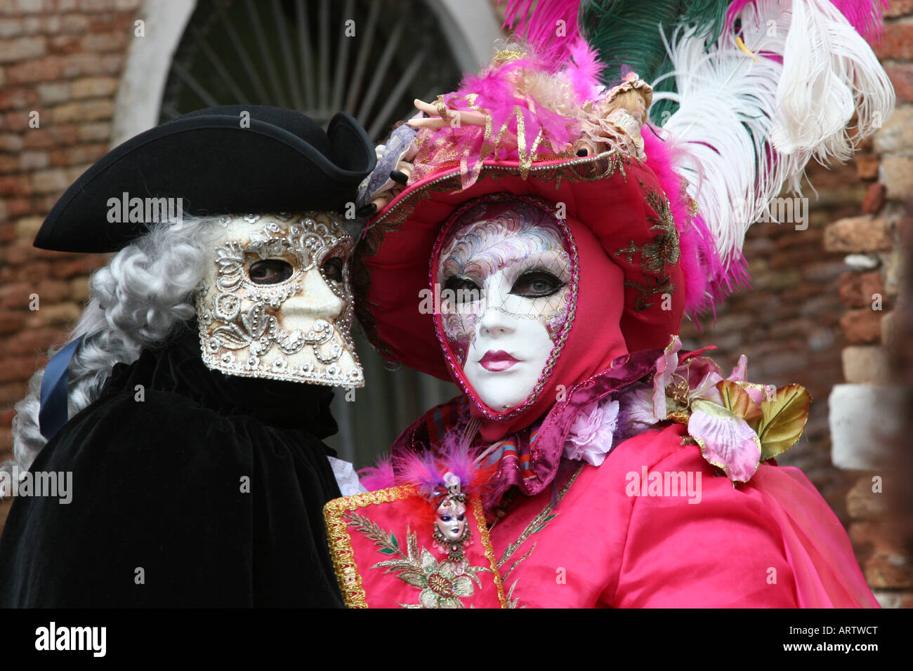 Paar mit traditionellen venezianischen masken -Fotos und -Bildmaterial ...
