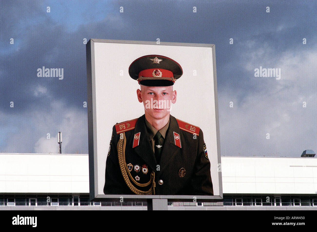 Russischer Soldat Foto am Checkpoint Charlie Berlin Stockfotografie - Alamy