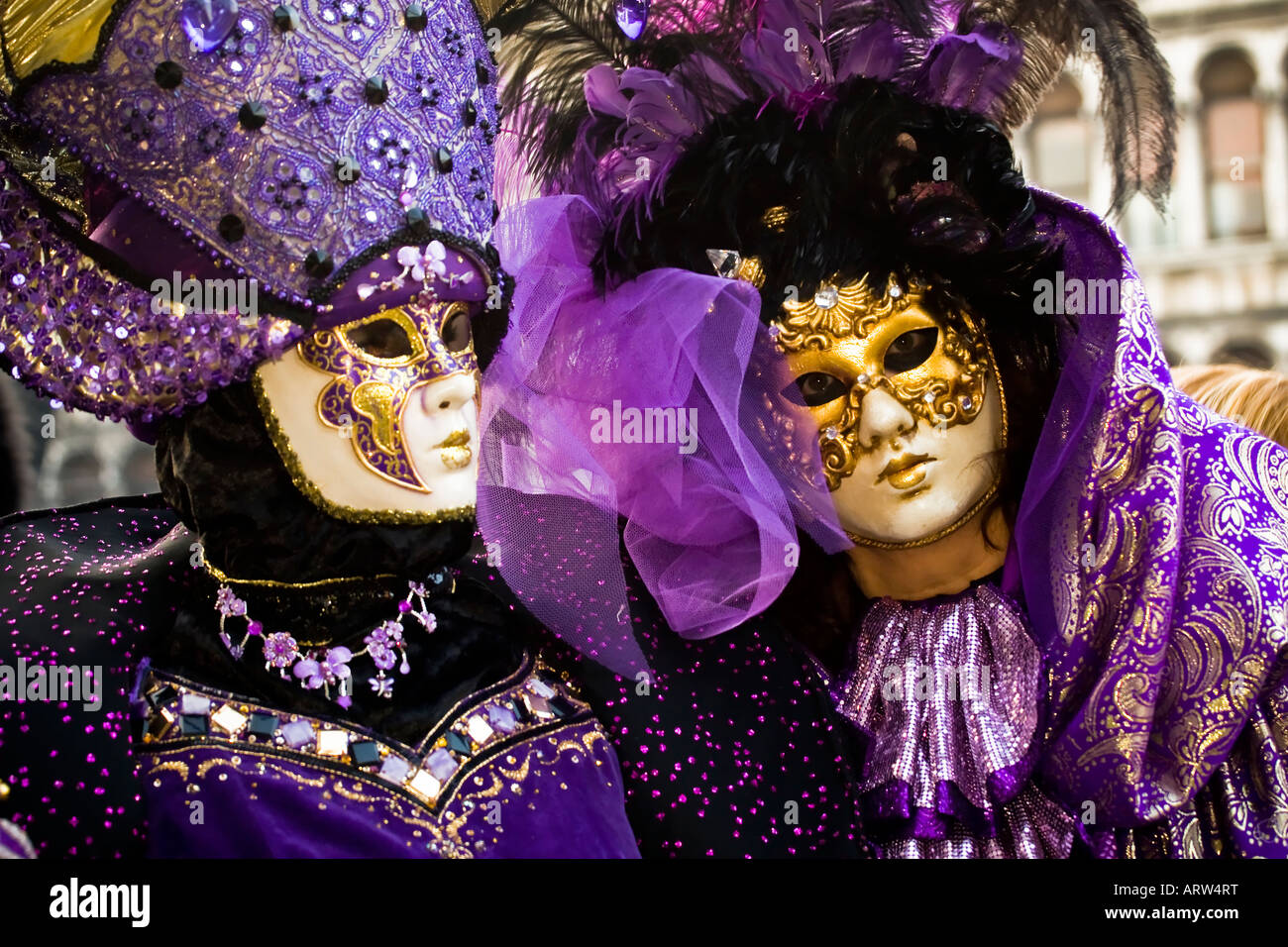 Paar mit traditionellen venezianischen masken -Fotos und -Bildmaterial ...