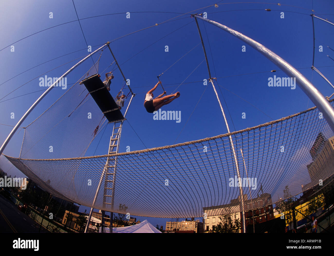 Trapeze swing -Fotos und -Bildmaterial in hoher Auflösung – Alamy