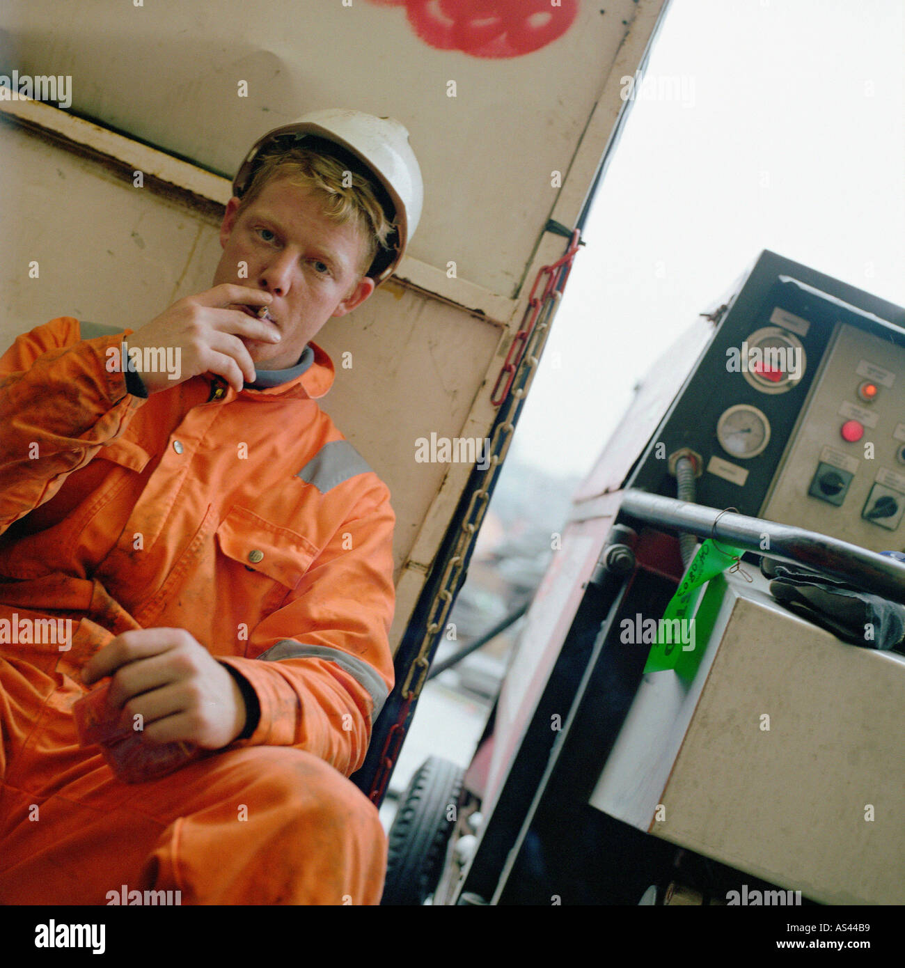 Construction workers smoking -Fotos und -Bildmaterial in hoher ...