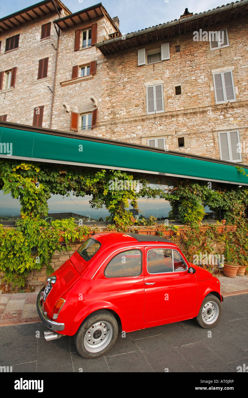 Kleines rotes auto -Fotos und -Bildmaterial in hoher Auflösung – Alamy
