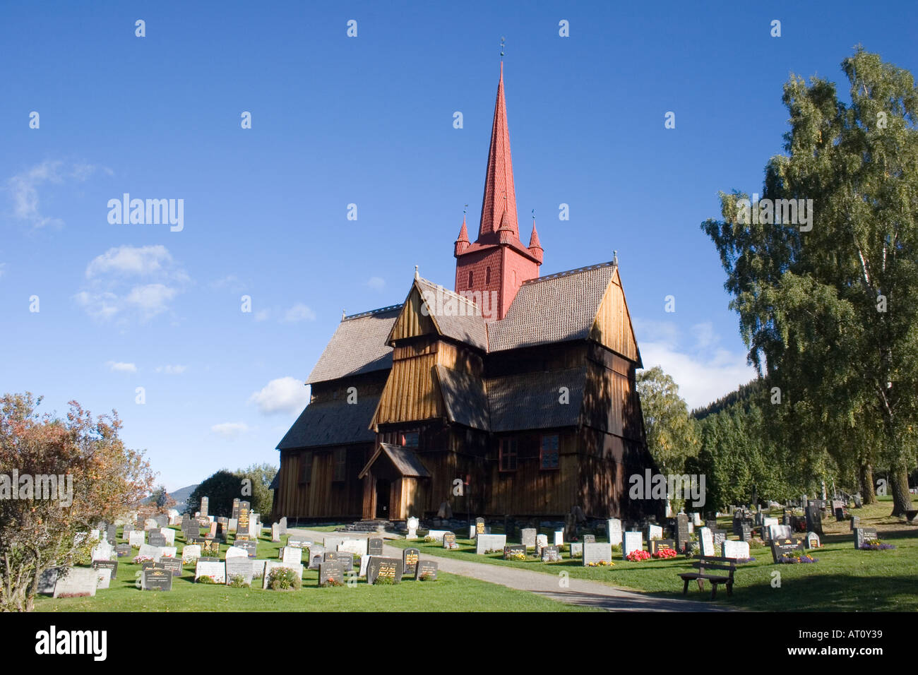 Stabkirche ringebu mit friedhof -Fotos und -Bildmaterial in hoher ...