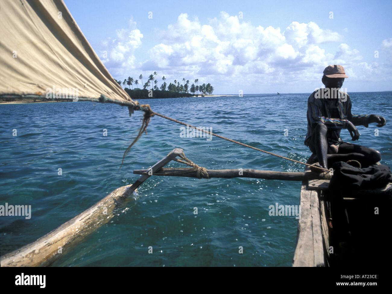 Fischer Segeln einer traditionellen Piroge aus der Swahili Ostafrikas ...
