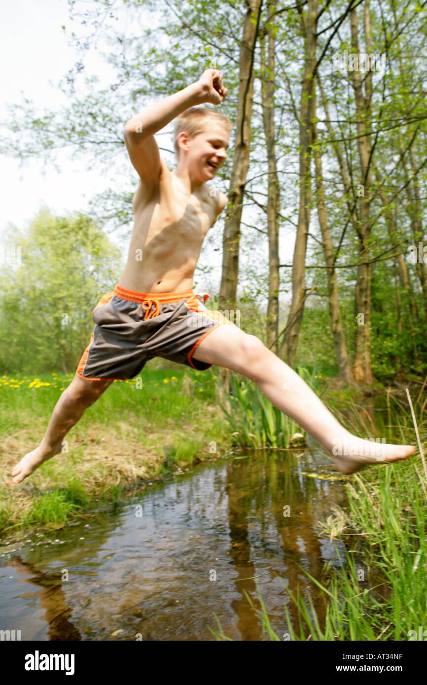 Kind Wasser Barfuß Bach Bach Springen Stockfotos und -bilder Kaufen - Alamy