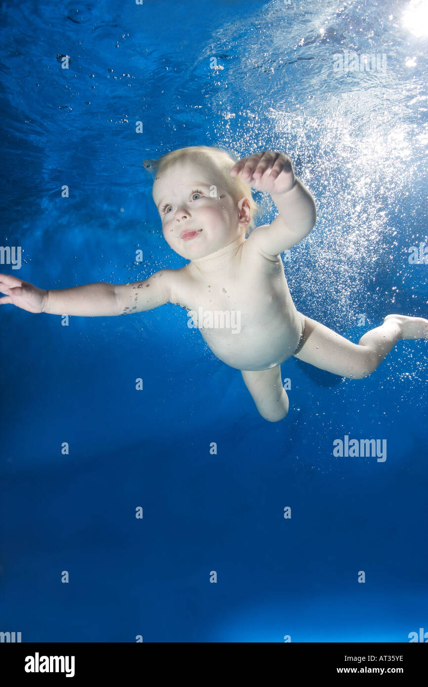 Baby tauchen im pool -Fotos und -Bildmaterial in hoher Auflösung – Alamy