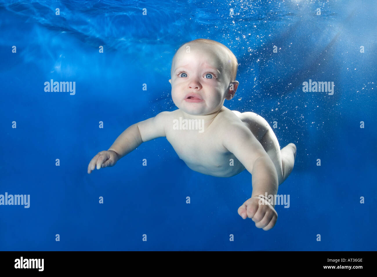 Baby tauchen im pool -Fotos und -Bildmaterial in hoher Auflösung – Alamy
