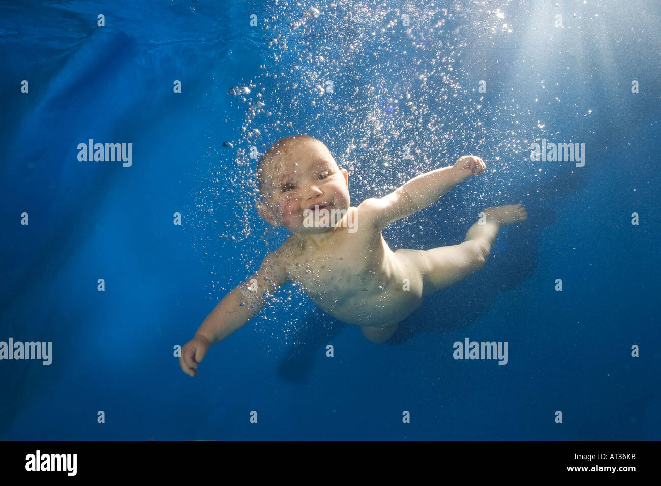 Baby tauchen im pool -Fotos und -Bildmaterial in hoher Auflösung – Alamy