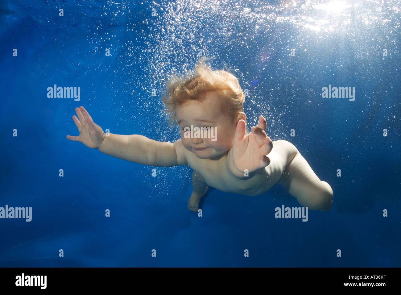Baby tauchen im pool -Fotos und -Bildmaterial in hoher Auflösung – Alamy