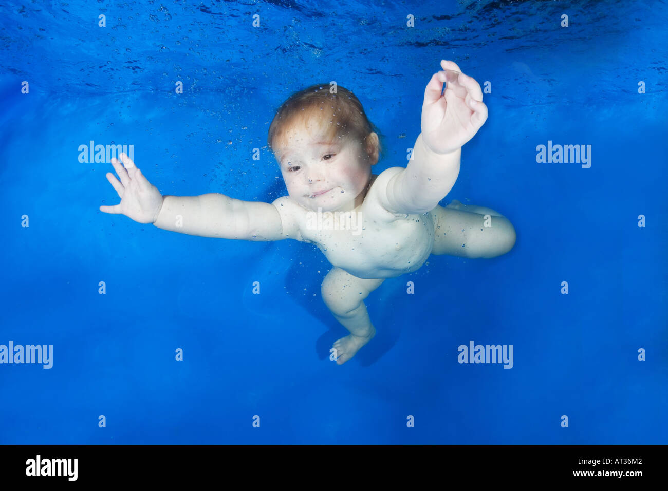 Baby tauchen im pool -Fotos und -Bildmaterial in hoher Auflösung – Alamy
