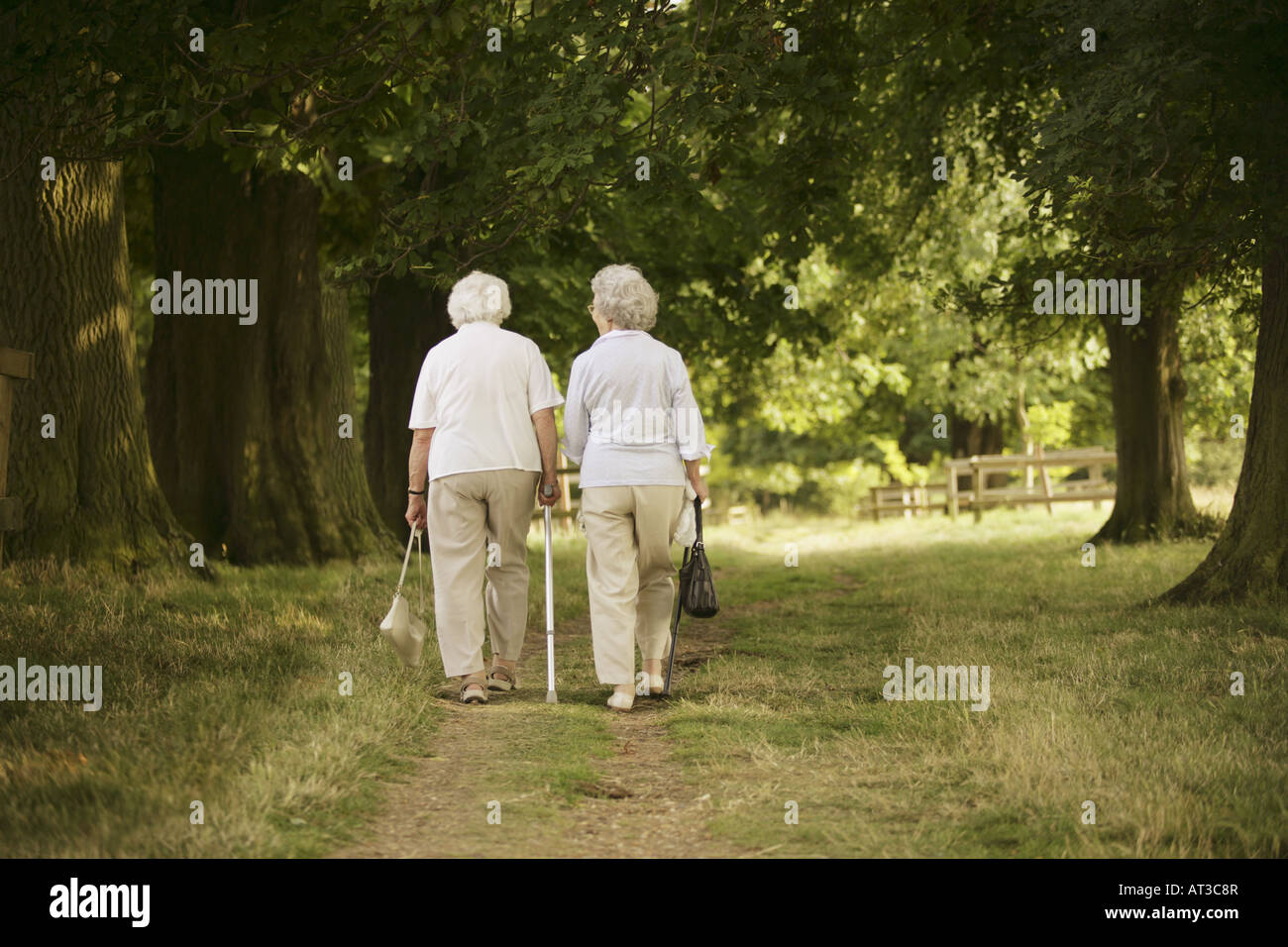 Zwei alte damen -Fotos und -Bildmaterial in hoher Auflösung – Alamy