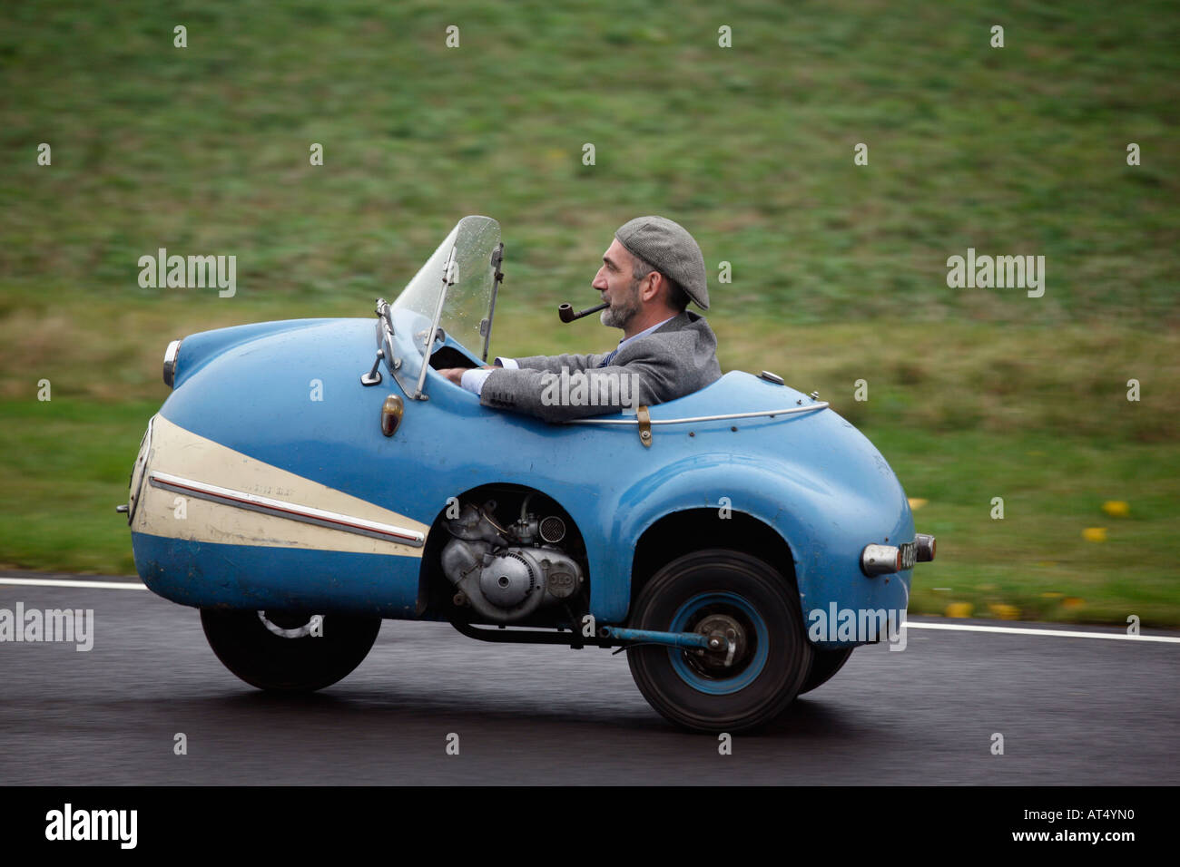 Rad-drei kleine Mikro-Auto, 1958 Brütsch Mopetta beim Goodwood Revival ...