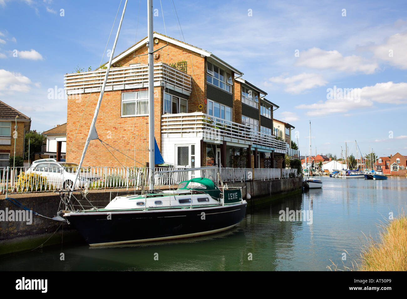 Segelboot vor Anker durch ein Wohnhaus in Emsworth, Chichester Hafen ...