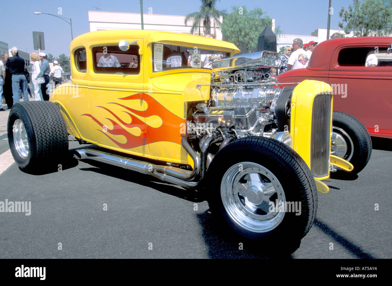 Gelb mit roten Flammen aufgeladene V8 Hot Rod Coupé Stockfotografie - Alamy