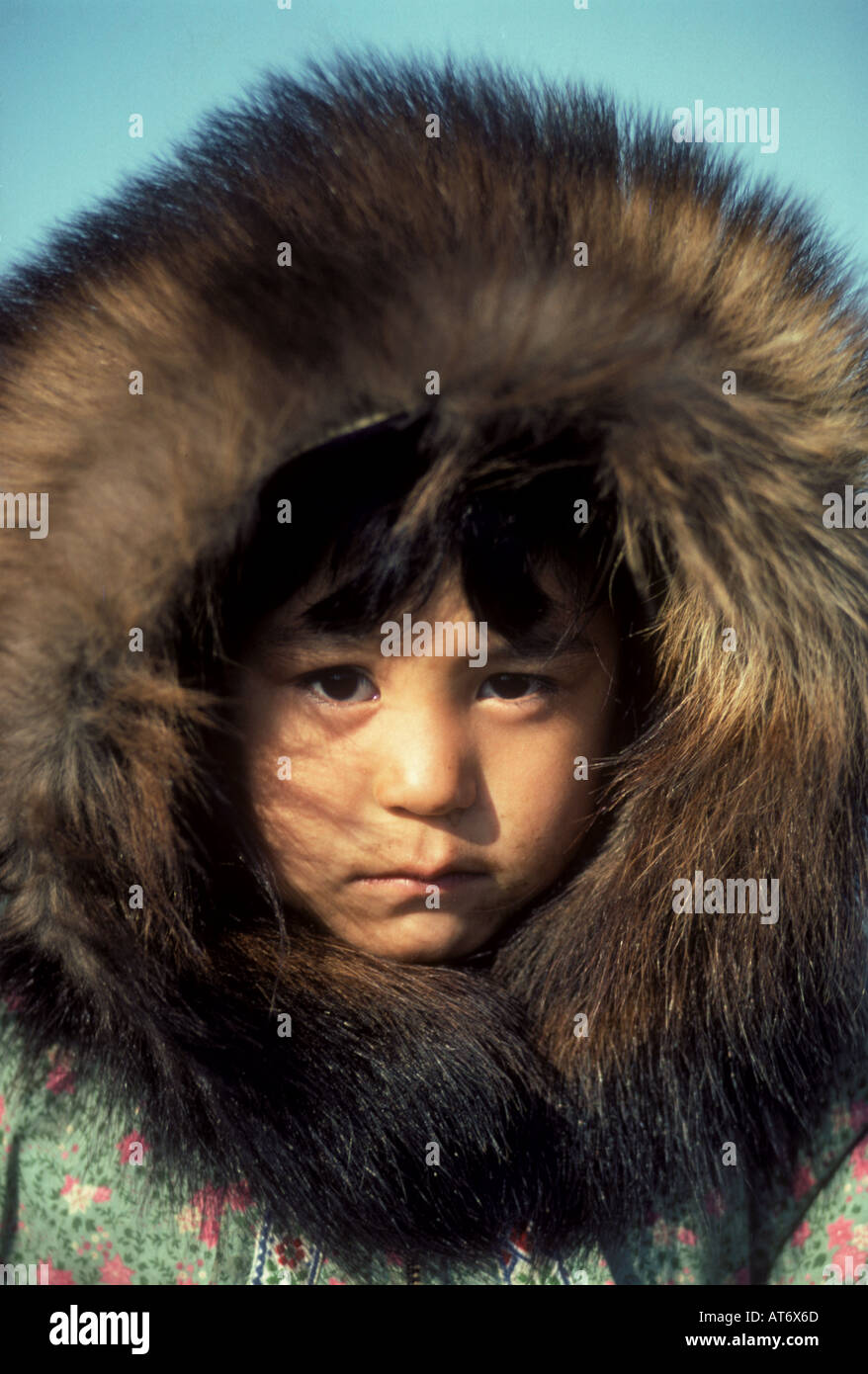 Inuit-Eskimo junge aus Stadt Kaktovik in traditionellen Parka mit Pelz ...