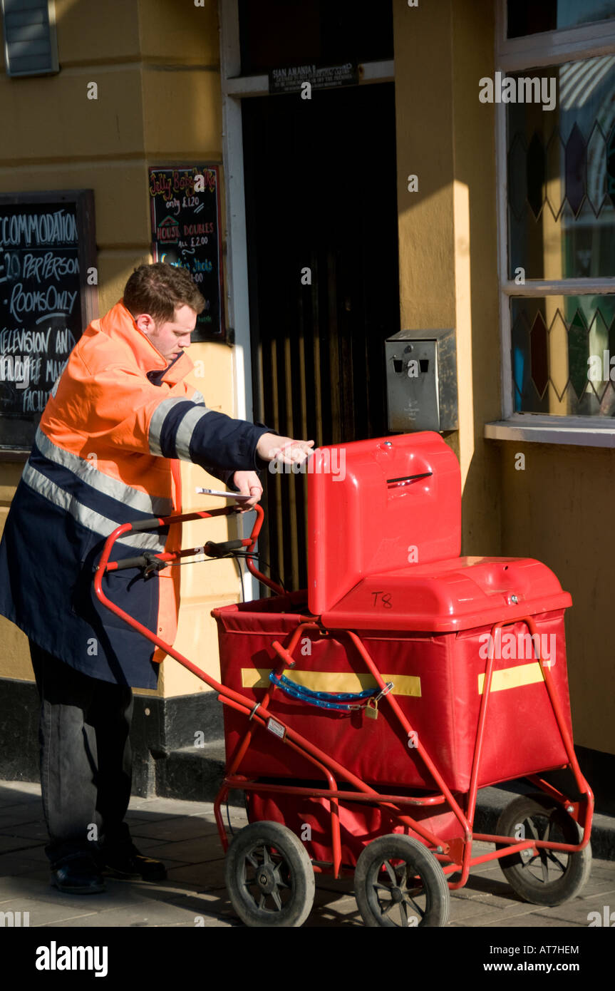 Postbote mit wagen -Fotos und -Bildmaterial in hoher Auflösung – Alamy