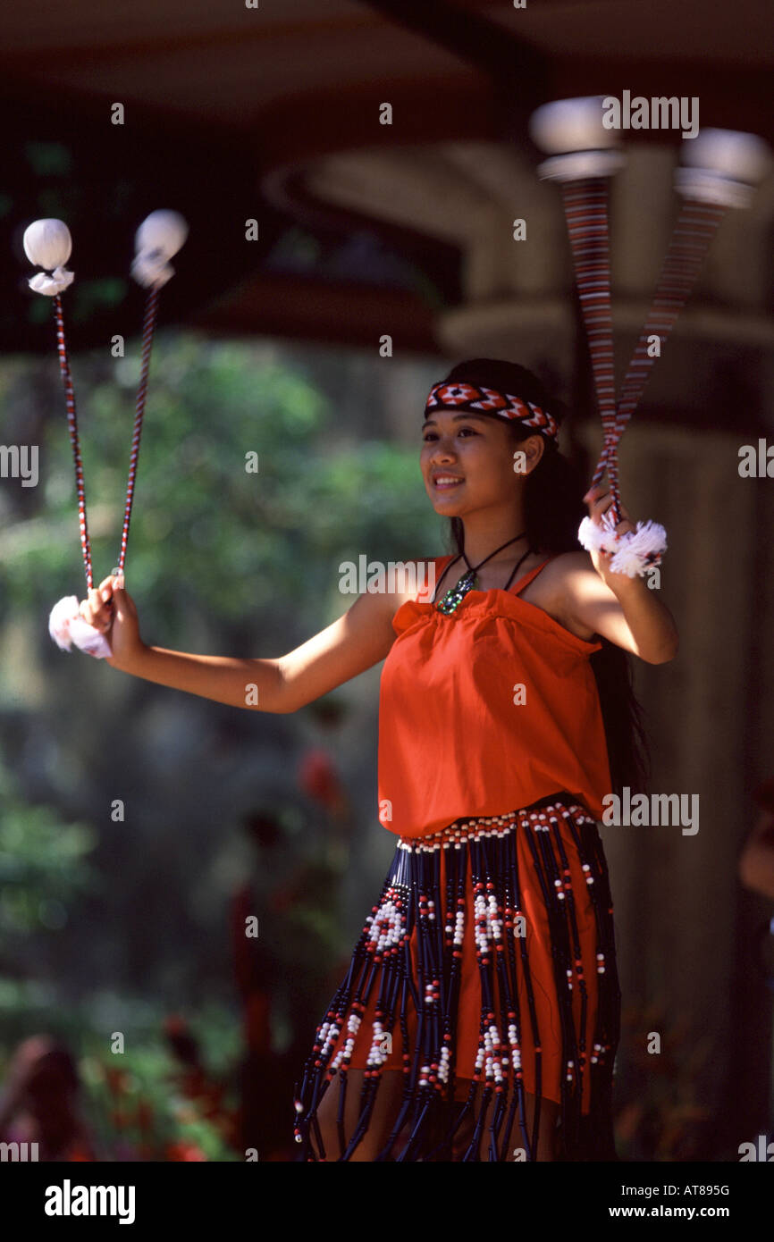 Maori Performance mit Poi Kugeln am Maifeiertag Feier. Hula Halau Na ...