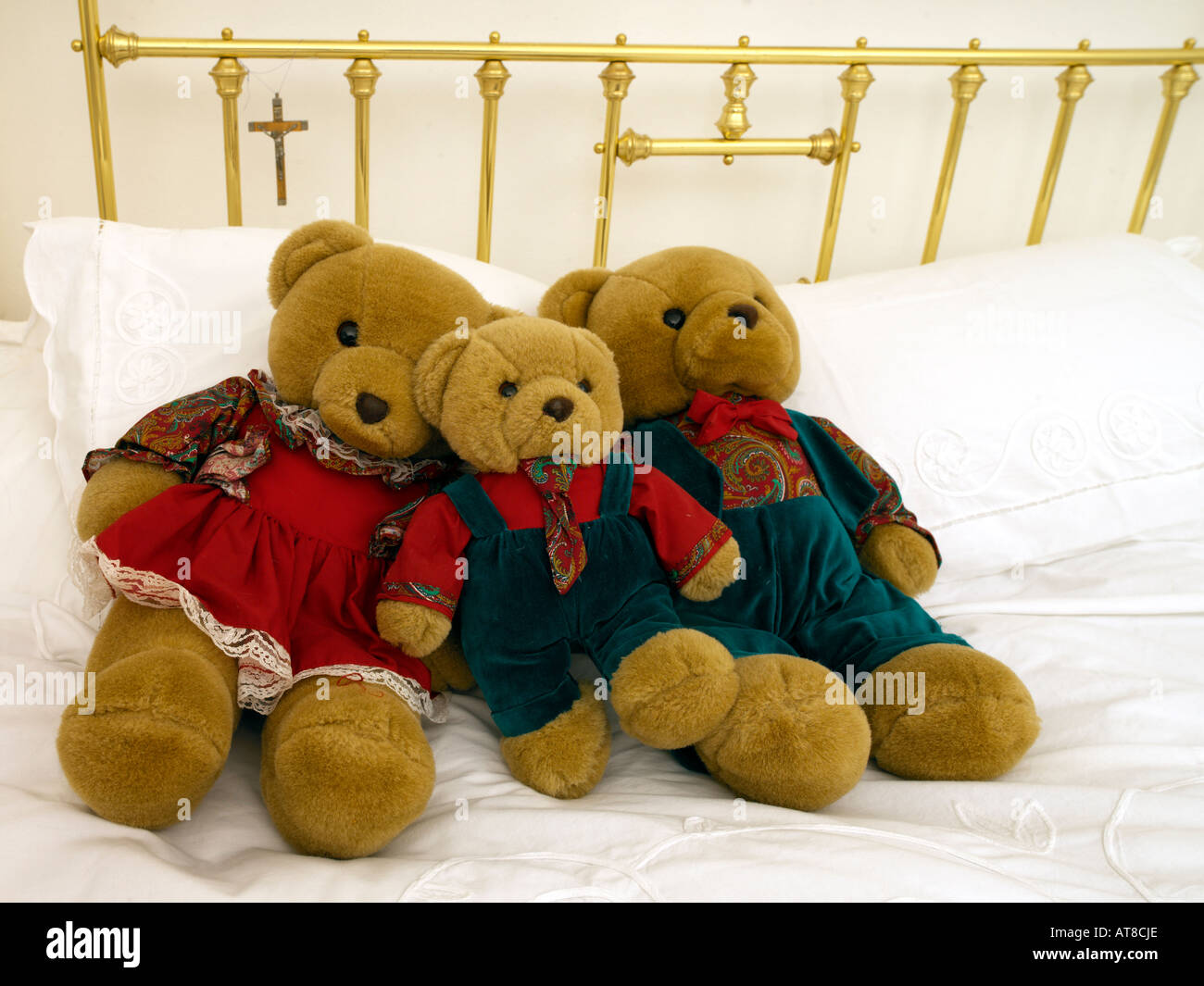 Spielzeug auf dem bett Stockfotos und -bilder Kaufen - Alamy