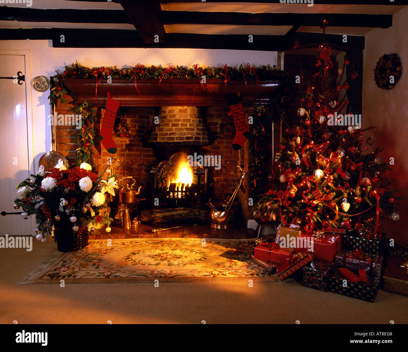 Traditionelle englische Country Cottage Inglenook Kamin dekoriert für ...