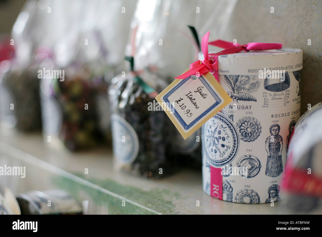 Boxen im Rokoko Chocolaterie in der Kings Road London Stockfotografie ...