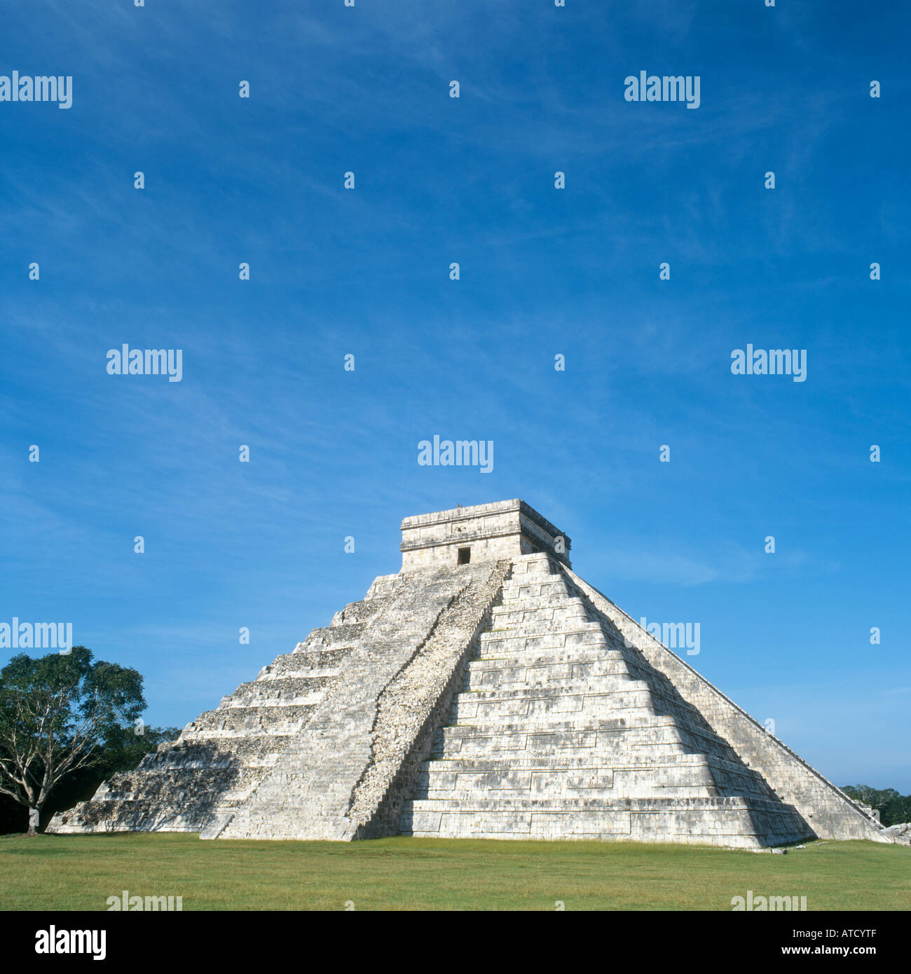 Piramide maya el castillo -Fotos und -Bildmaterial in hoher Auflösung ...
