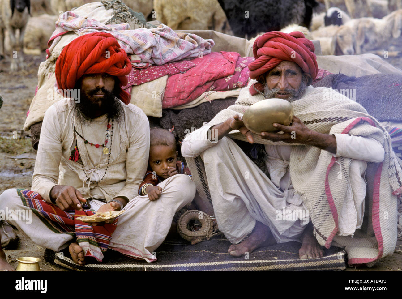 India Boy Eating Stockfotos und -bilder Kaufen - Alamy