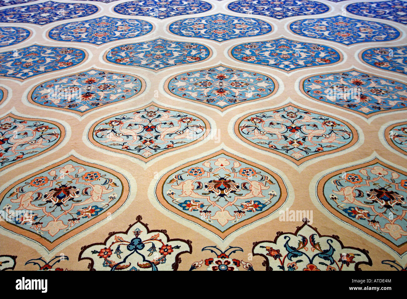 Muscat oman mosque carpet -Fotos und -Bildmaterial in hoher Auflösung ...