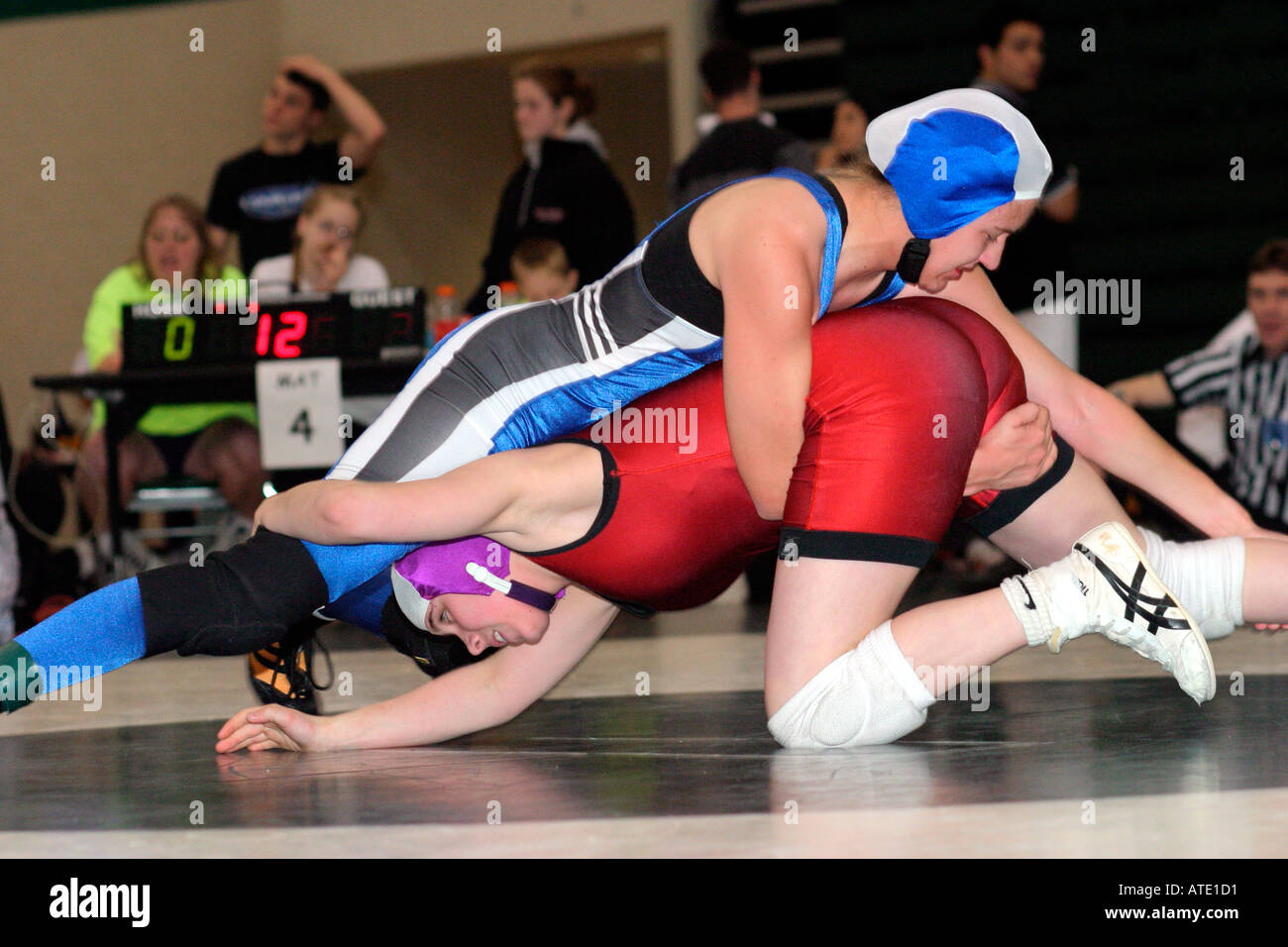 Girls wrestling -Fotos und -Bildmaterial in hoher Auflösung – Alamy