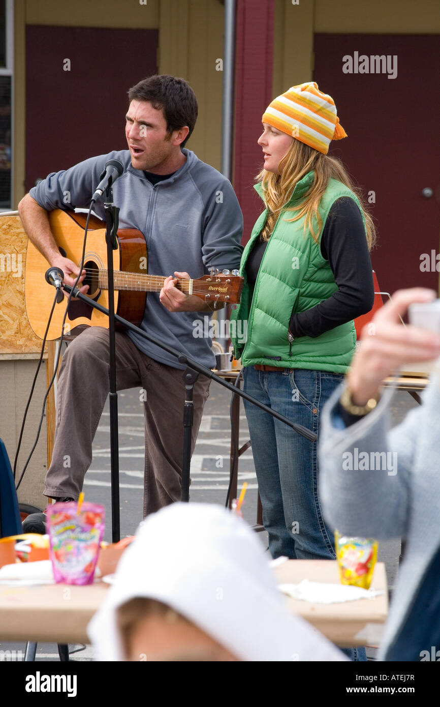 Lieder singen -Fotos und -Bildmaterial in hoher Auflösung – Alamy