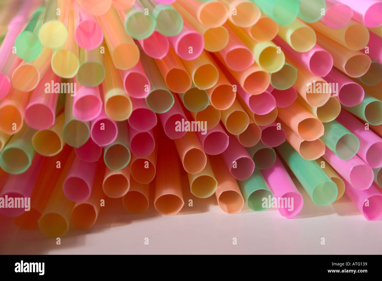 Strohhalme saugen -Fotos und -Bildmaterial in hoher Auflösung – Alamy