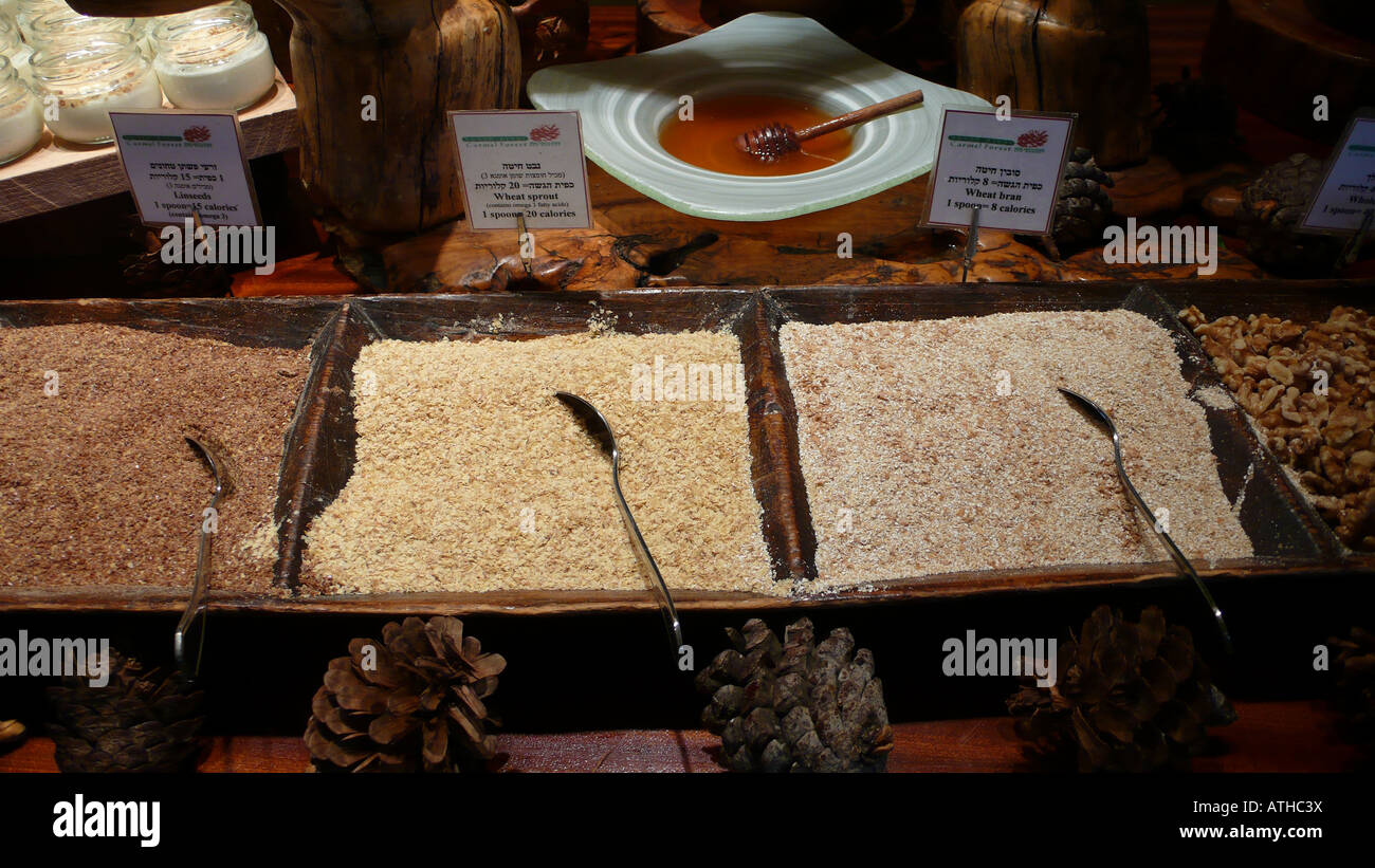 Frühstückszerealien am Buffet im Carmel Forest Spa Resort, Beit Oren ...