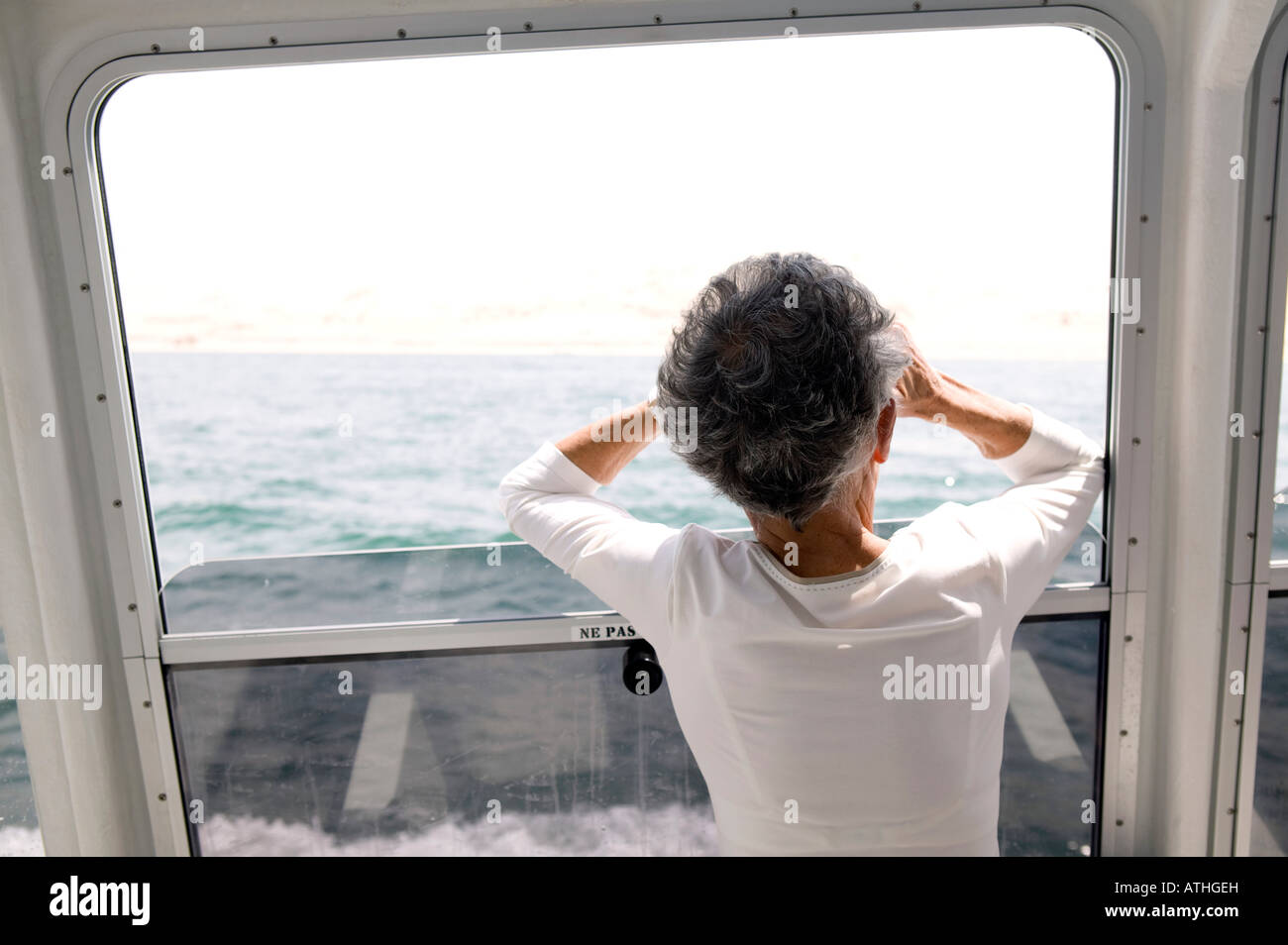 Alte dame schaut aus dem fenster -Fotos und -Bildmaterial in hoher ...