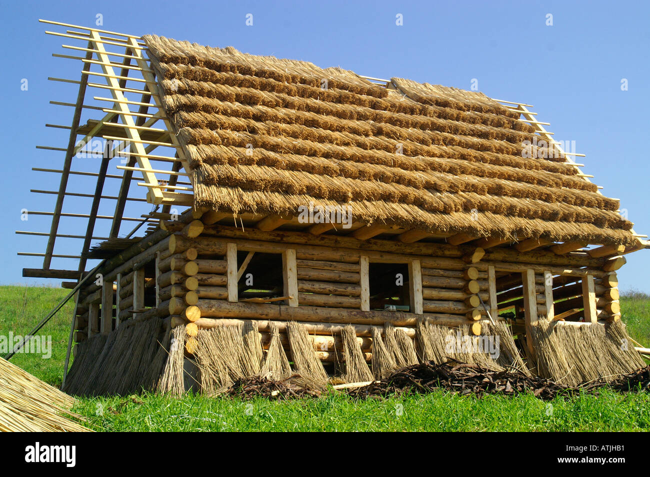 Traditionelle slowakische Holzhaus mit Hälfte gebaut Stroh Strohdach ...