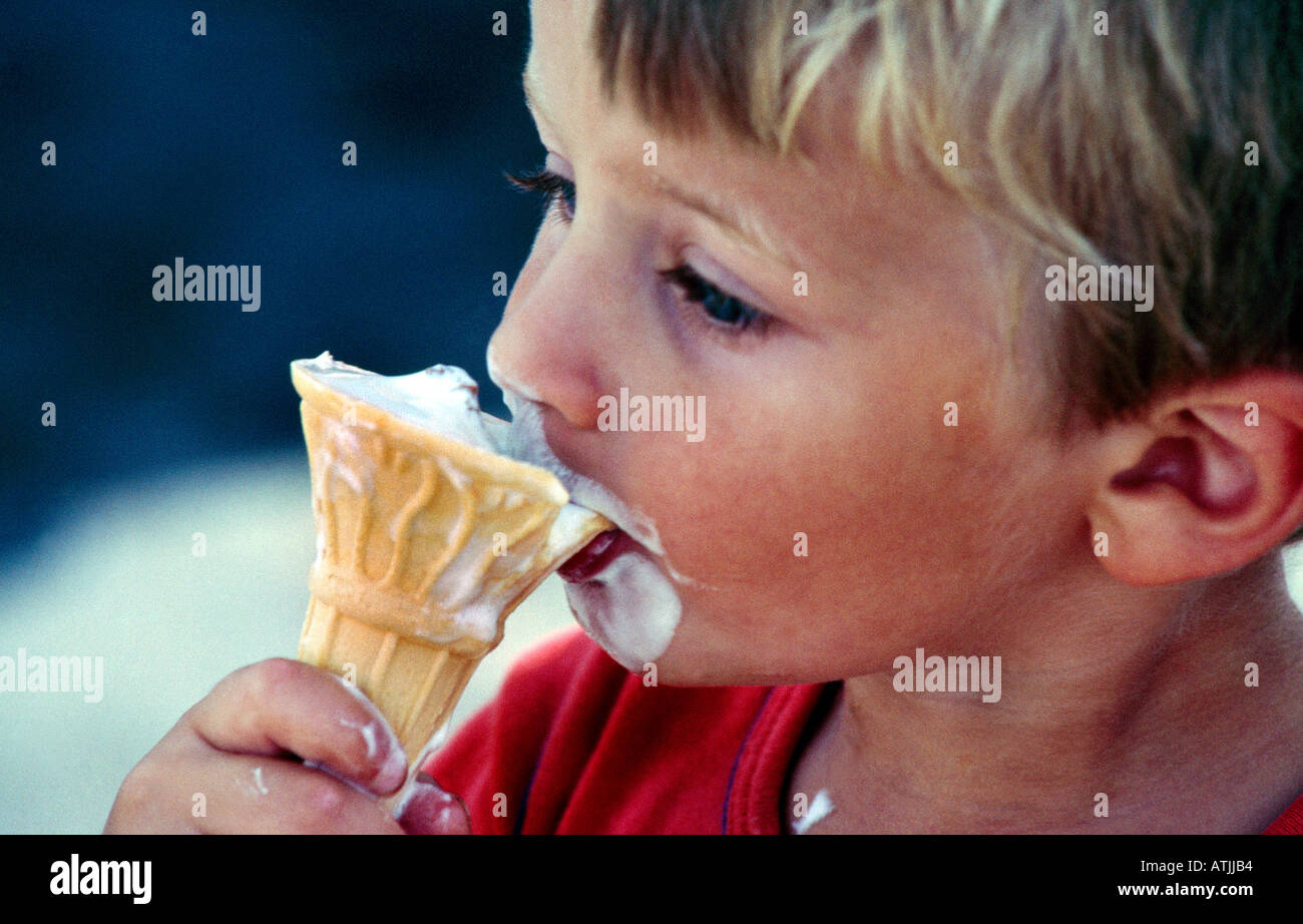 Kind mit eis -Fotos und -Bildmaterial in hoher Auflösung – Alamy