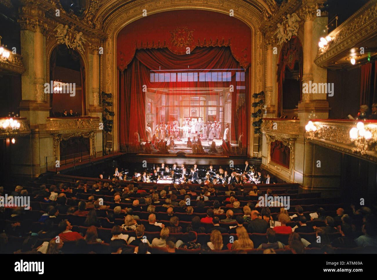 Opera audience performance bühne balkon -Fotos und -Bildmaterial in ...