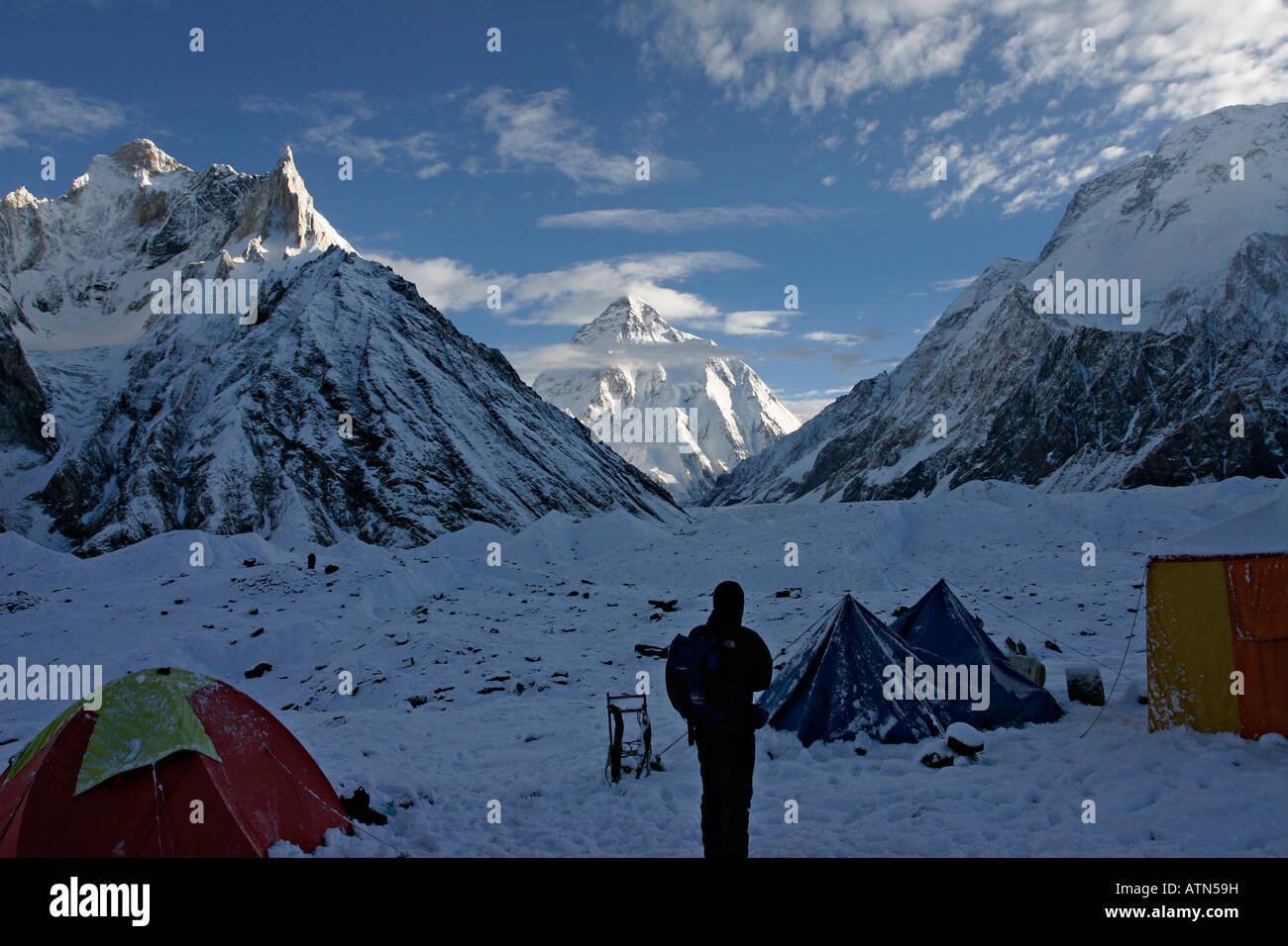 rüstet sich für die Wanderung zum K2, Concordia, Baltistan, Pakistan ... rüstet sich für die Wanderung zum K2, Concordia, Baltistan, Pakistan ...
