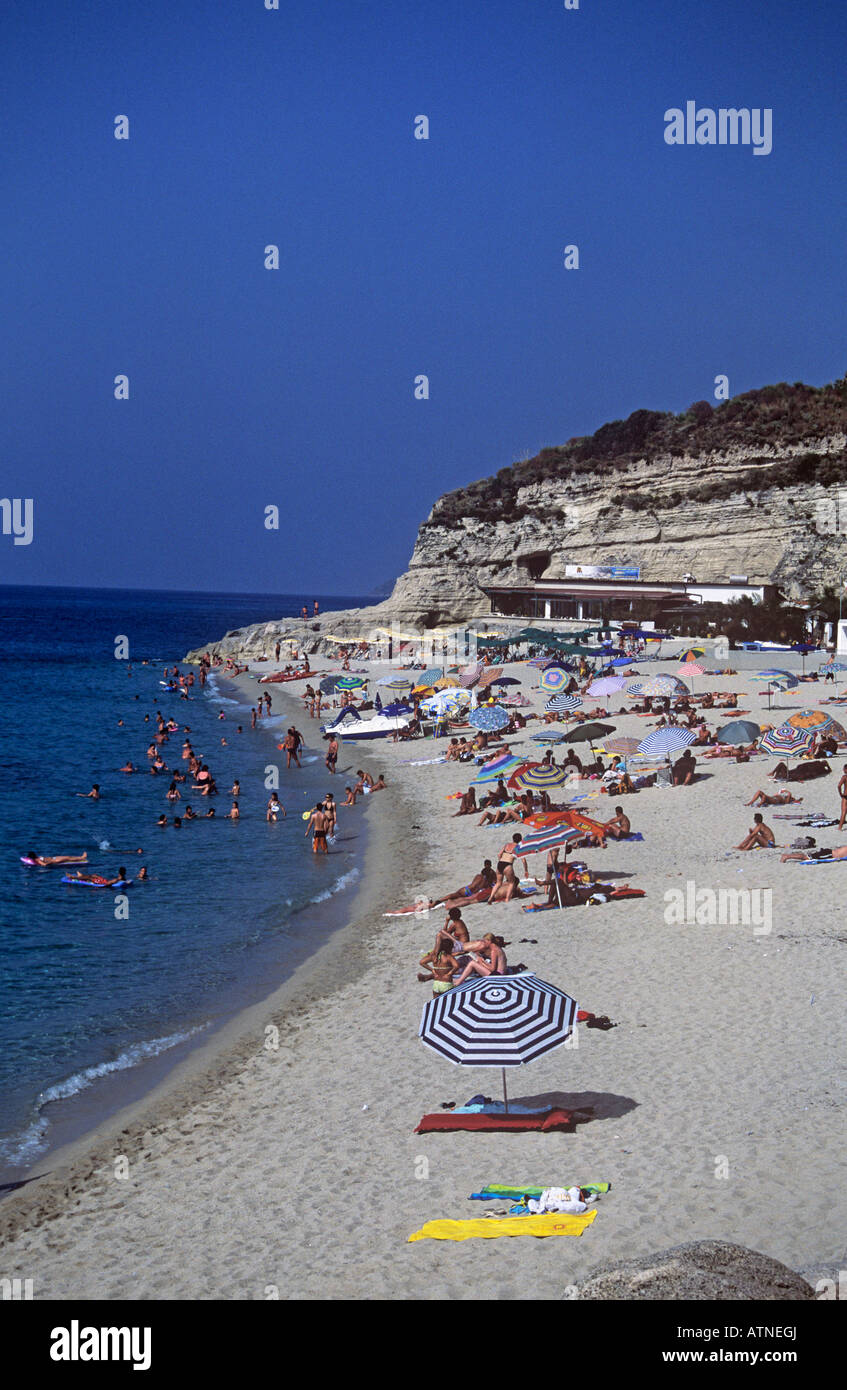 Tropea calabria strandtouristen -Fotos und -Bildmaterial in hoher ...