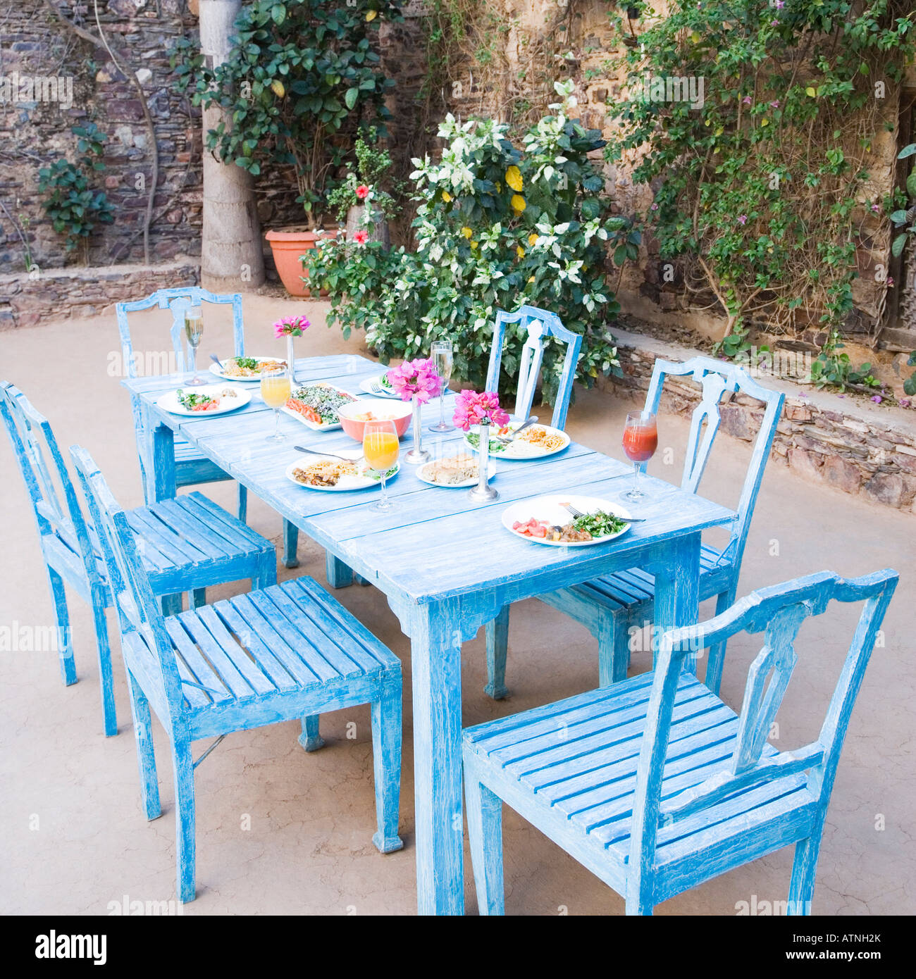 Essen auf dem tisch serviert Stockfotos und -bilder Kaufen - Alamy