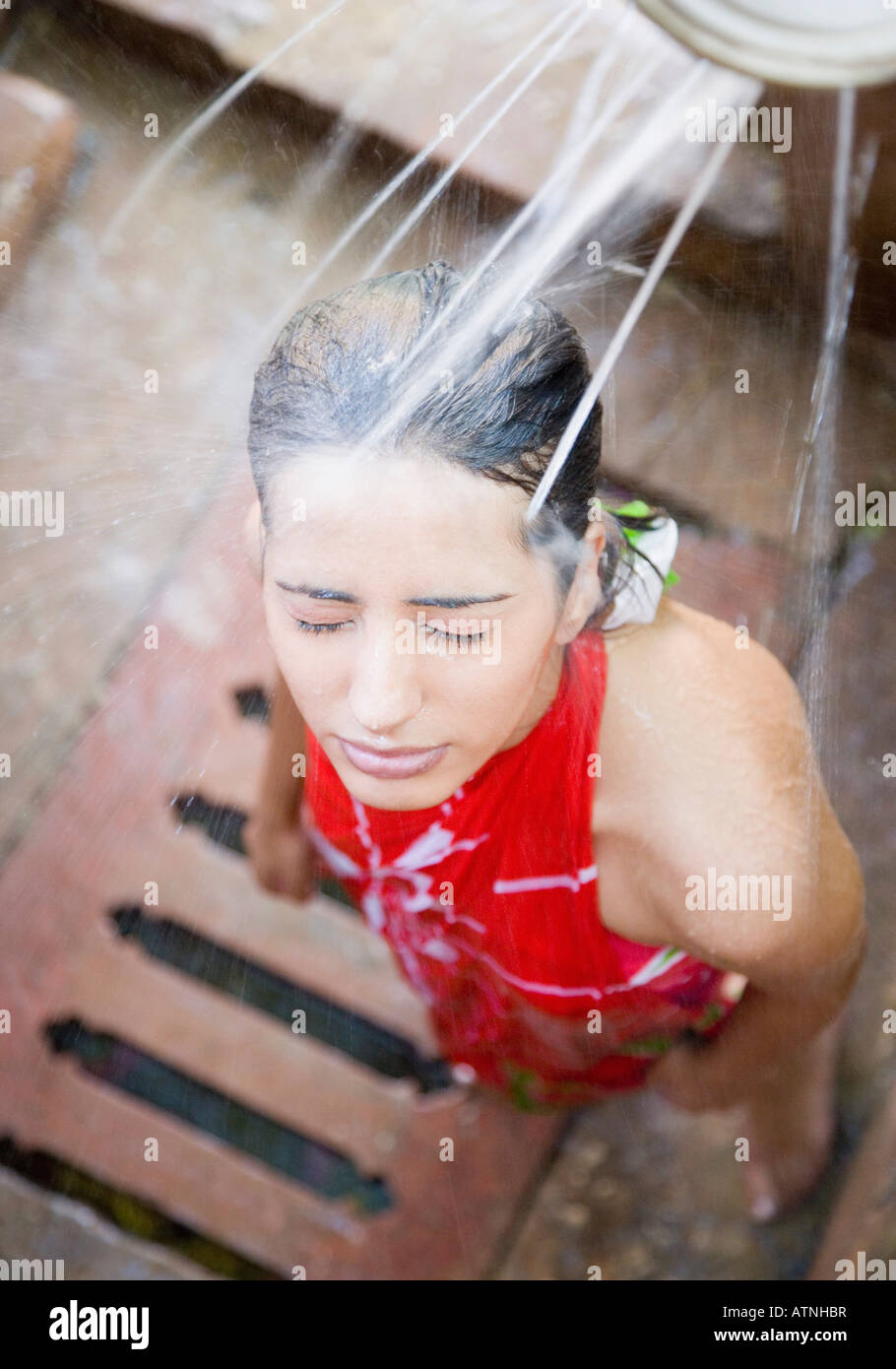 Erhöhte Ansicht Einer Jungen Frau Unter Der Dusche Stockfotografie Alamy