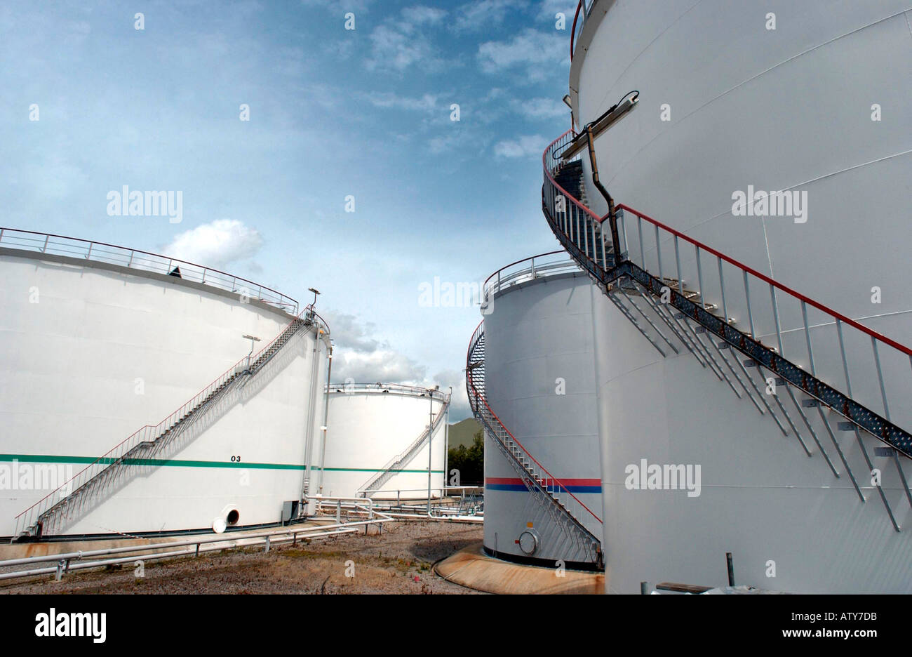 Aviation fuel storage tank -Fotos und -Bildmaterial in hoher Auflösung ...