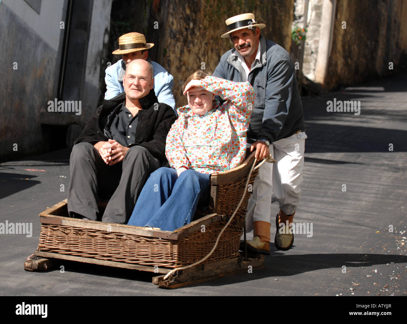 Monte toboggan sled ride funchal -Fotos und -Bildmaterial in hoher ...