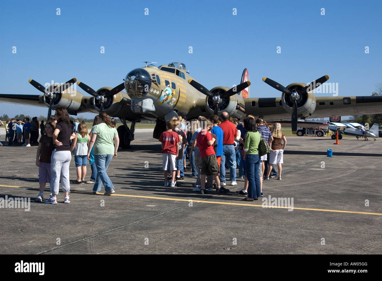 Besucher warten auf Tour im 2. Weltkrieg B17 Bomber auf den Flügeln der ...