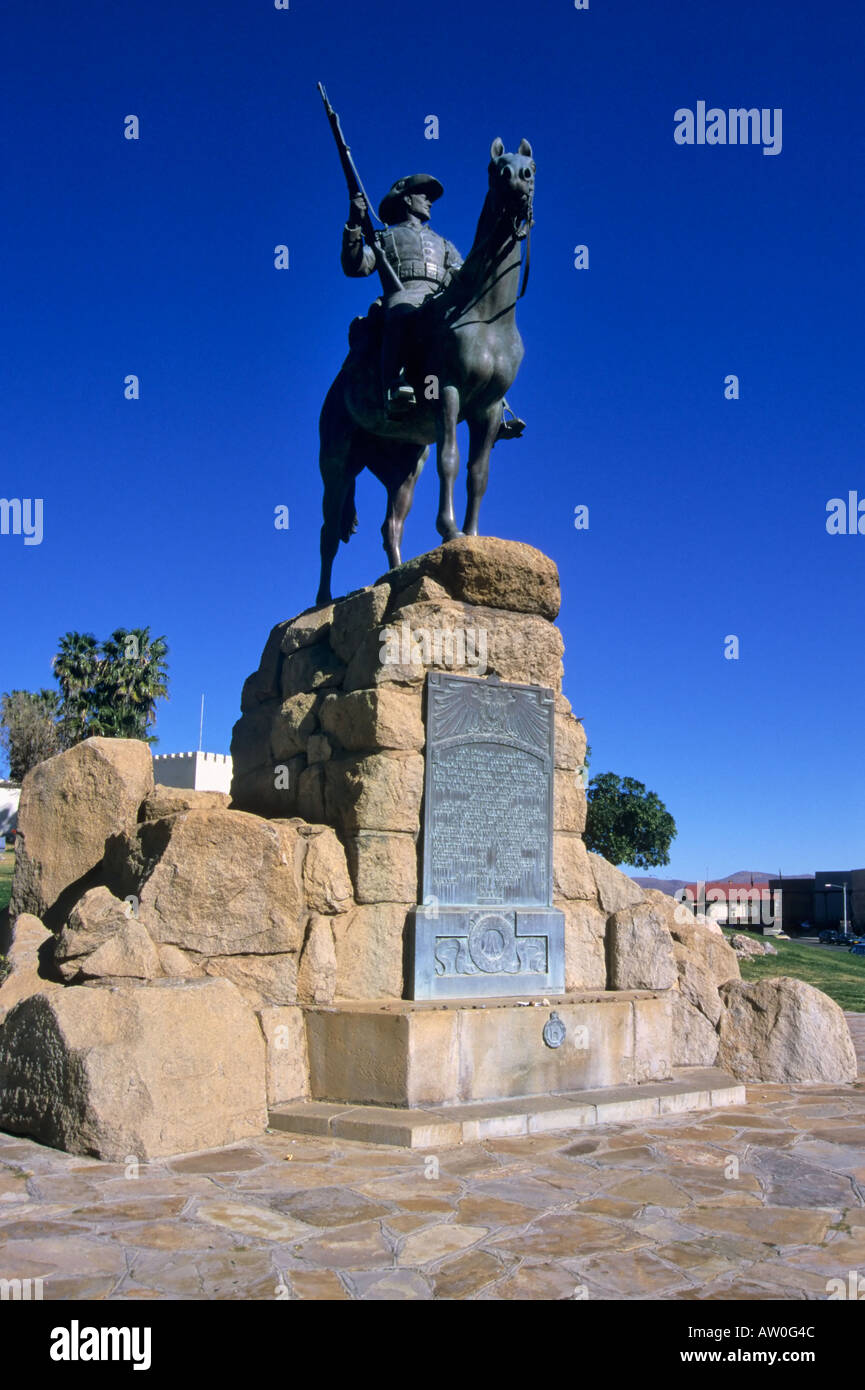 Monument namibia statue windhoek -Fotos und -Bildmaterial in hoher ...