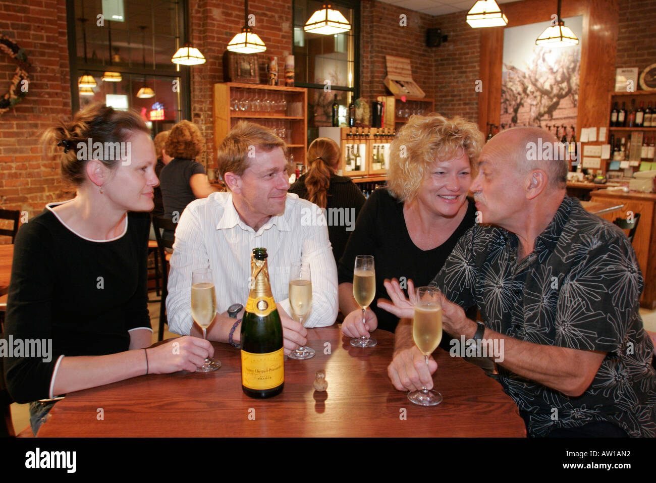 Der wein guyz -Fotos und -Bildmaterial in hoher Auflösung – Alamy