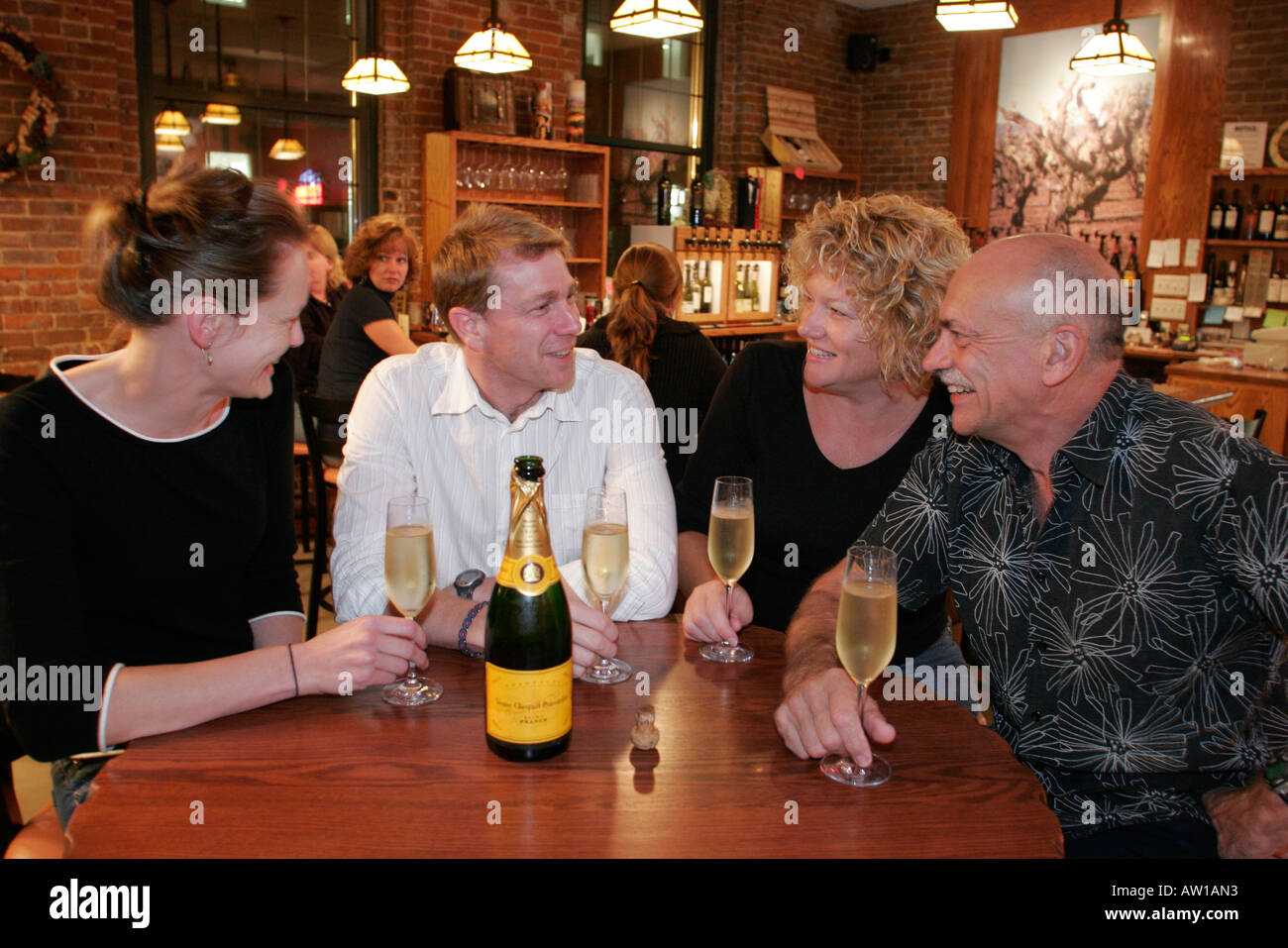 Der wein guyz -Fotos und -Bildmaterial in hoher Auflösung – Alamy