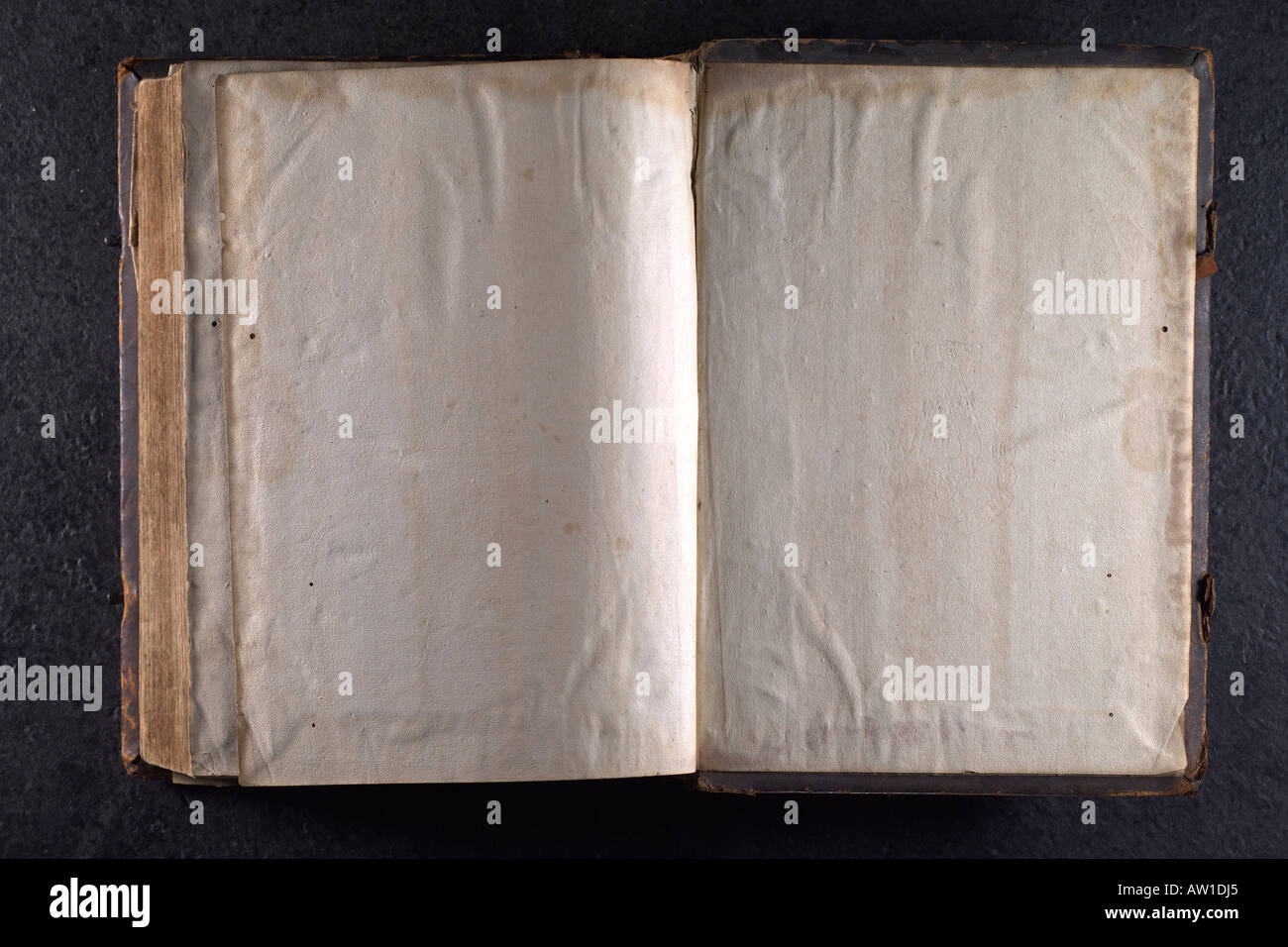 Altes Buch mit leeren Seiten Stockfotografie - Alamy